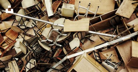 나무 의자와 의자 더미가 서로 겹쳐져 있습니다 사진 Unsplash의 무료 테이블 이미지