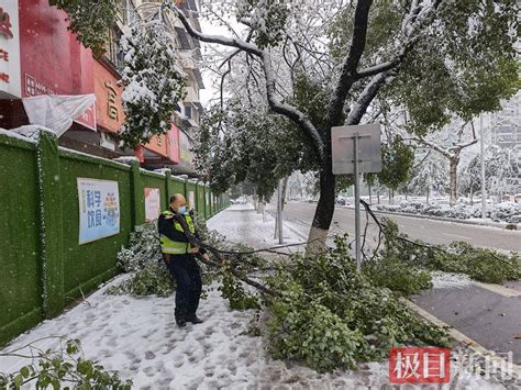 漫天飘雪“警色”暖心，十里钢城全警出动保畅护民安积雪叶一鸣桥面