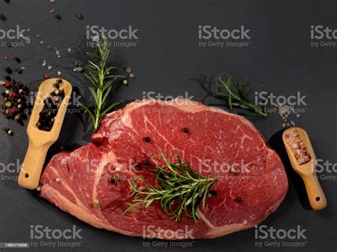 나무 숟가락과 로즈마리에 향신료가있는 신선한 생 쇠고기 고기 0명에 대한 스톡 사진 및 기타 이미지 0명 검은색 고기 Istock