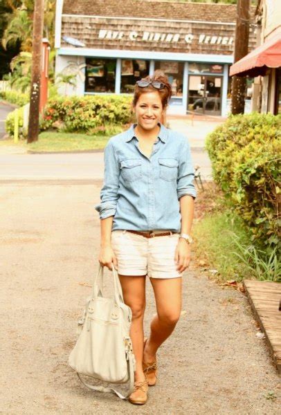 How To Wear Khaki Shorts 15 Stylish Outfit Ideas For Women