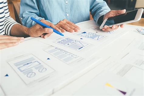 크리에이티브 웹 디자이너 계획 응용 프로그램 및 개발 템플릿 레이아웃 휴대 전화에 대한 프레임 워크 사용자 경험 개념입니다