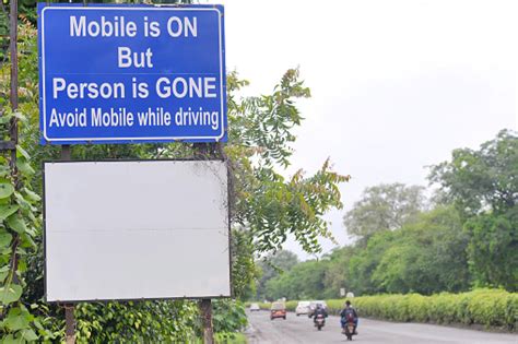 길가에서 운전하는 동안 모바일을 사용하지 말라고 경고하는 표지판 고속도로에 대한 스톡 사진 및 기타 이미지 고속도로 오토바이 거리 Istock