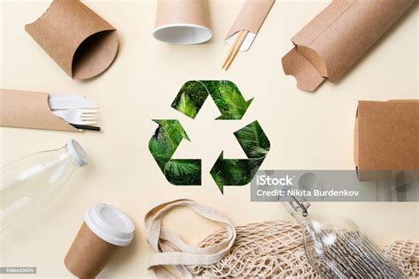 재활용하고 쓰레기로부터 자연을 보호하는 개념 친환경 품목 및 녹색 재활용 표지판 주변 포장 0명에 대한 스톡 사진 및 기타