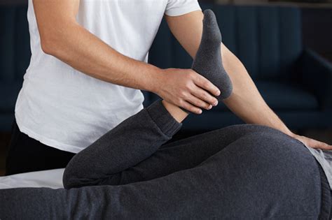 물리 치료사와 물리 운동을하는 여성 환자 젊은 선수의 부상 무릎을 치료 하는 남성 치료사 외상 후 재활 스포츠 물리 치료 회복 개념 강사에 대한 스톡 사진 및 기타 이미지