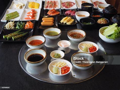 해산물 쇠고기 돼지 고기 야채 및 디핑 소스와 같은 생 고기 접시 가리비에 대한 스톡 사진 및 기타 이미지 가리비 개체 그룹 고급 Istock