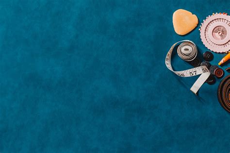 재봉 도구와 오렌지와 블루 질감 배경 배경에 천연 가죽에 공간을 복사 바느질 도구 및 액세서리프레임 맨 위 보기 0명에 대한 스톡 사진 및 기타 이미지 Istock