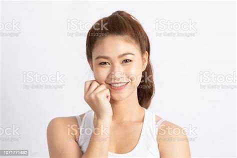 매력적인 매력적인 아시아 아름 다운 젊은 여 자가 미소 하얀 치아와 감동 부드러운 뺨 느낌 너무 행복 하 고 밝고 건강 한 피부 흰색 배경 아름다움의 개념에 고립 된 건강