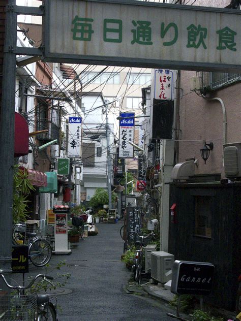 北千住雨の宿場町通りを歩く 広告の玉手箱 グリップ