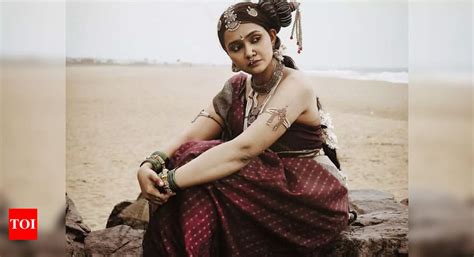Sandakozhi Actress Niranjana Neithiar Recreates Trishas Iconic Look