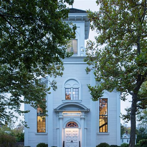 Hamptons Home By Bates Masi Features Cantilevering Upper Floor
