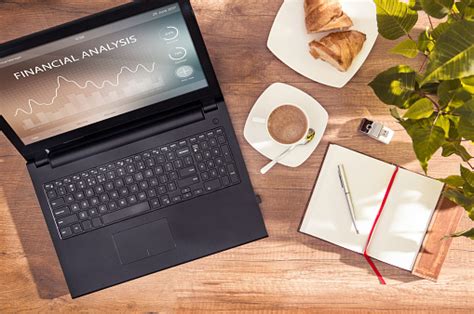 재무 분석 프로그램과 컴퓨터입니다 그래픽 프로그램에서 만든 컴퓨터 응용 프로그램 개념 기호에 대한 스톡 사진 및 기타 이미지