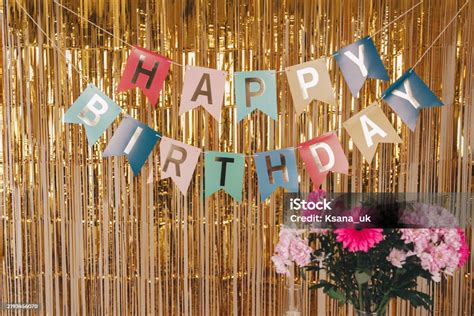 생일 축하 장식과 황금 배경에 꽃다발 생일 축하 준비 선물 카드의 배경 또는 광고 배너 0명에 대한 스톡 사진 및 기타 이미지 Istock