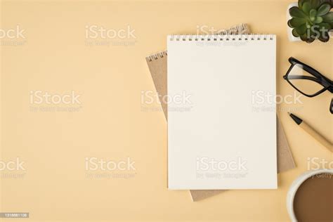 컵 안경 화단 펜의 상단 보기 사진과 빈 공간이있는 고립 된 베이지 색 배경의 노트북 2 개 0명에 대한 스톡 사진 및 기타 이미지 Istock