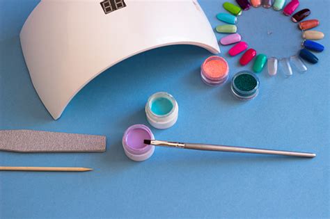 매니큐어와 페디큐어 파란색 배경에 대 한 화장 도구 집합입니다 매니큐어의 병 손톱 광택 디자인 매니큐어제작 도구 Uv 램프 아름다움 관리 개념 개념에 대한 스톡 사진 및