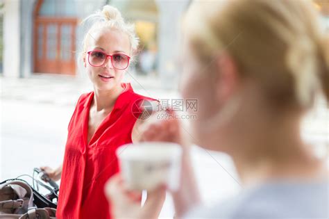 我很高兴认识你这已经有一段时间两个快乐的年轻女朋友下班后在城市街道人行道上随意交谈愉快的高清图片下载 正版图片503581571 摄图网