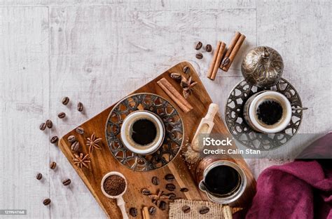 나무 배경에 향기로운 커피 음료와 커피 콩 한 잔 맨 위 보기 동쪽에 대한 스톡 사진 및 기타 이미지 동쪽 0명 갈색 Istock