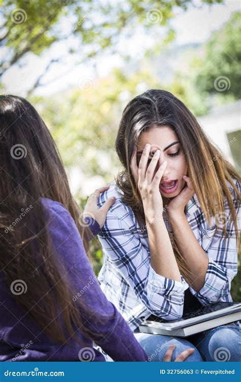 Jeune Fille Triste Soumise à Une Contrainte De Métis Soulagé Par Lami