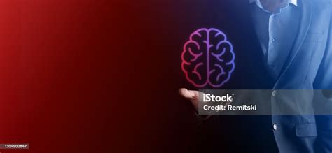 가상 혁신적인 개발 미래 기술 과학 혁신 및 비즈니스 개념에 추상적 인 두뇌와 아이콘 도구 장치 고객 네트워크 연결 통신을 보유하고 사업가 개념에 대한 스톡 사진 및 기타