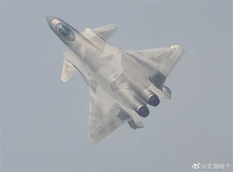 歼 20威龙战斗机威武霸气财经头条
