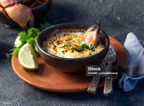 칠레 음식 치즈 크림 빵을 곁들인 구운 게살 고기 칠레 해안의 전통 요리 파스텔 오 추페 데 자이바 게 해산물에 대한 스톡 사진 및 기타 이미지 Istock