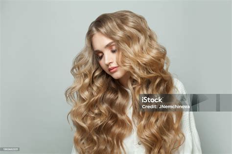 흰색 배경에 긴 금발의 건강한 곱슬 헤어 스타일을 가진 아름다운 패션 여성 헤어 스타일 20 24세에 대한 스톡 사진 및 기타 이미지 20 24세 곱슬 머리 관능