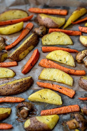 레스토랑 채식주의 빠른 건강 조리법 개념 오븐 구운 야채 감자 당근 조미료 딜버섯을 잘라 재킷에 구운 감자 맨 위 보기입니다 요리 후 클로즈업 0명에 대한 스톡 사진 및