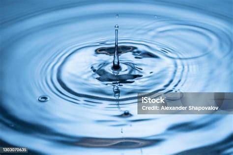 배경에 고립 된 푸른 물 표면에 원을 만드는 방울의 가까이 보기 떨어짐에 대한 스톡 사진 및 기타 이미지 떨어짐 방울 파문이 인다는 Istock