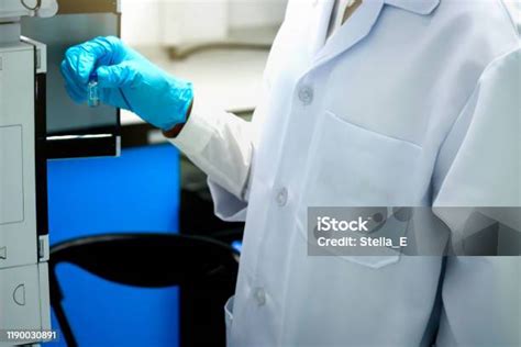 고성능 액체 크로마토그래피 기기를 사용하여 화학 실험실에서 일하는 연구 과학자 실험을 수행하기위한 실험실 천과 화학 보호 장갑을 착용 화학자 Dna에 대한 스톡 사진 및