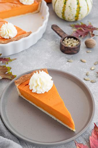 어두운 나무 배경에 휘핑 크림과 계피를 곁들인 전통적인 호박 파이 추수 감사절 또는 할로윈을위한 수제 과자 공간을 복사합니다 0명에 대한 스톡 사진 및 기타 이미지 Istock