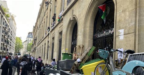 학교 입구 막고 팔 지지 시위하는 프랑스 대학 학생들