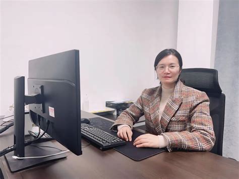 鄢容 铿锵她力量 科岛绽芳华