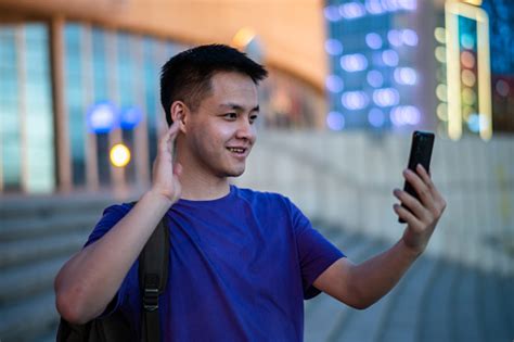 대학 캠퍼스에서 스마트폰을 사용하는 아시아 성인 학생 20 24세에 대한 스톡 사진 및 기타 이미지 20 24세 Brand Name Smart Phone T 셔츠