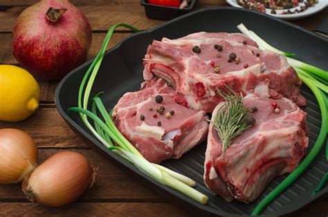 등심 요리 재료 검은 철 굽고 팬에 쇠고기 스테이크를 구운 목조 소박한 배경입니다 평면도 가로 구성 갈비 음식에 대한 스톡 사진 및 기타 이미지 Istock