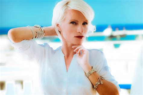 전화를 사용 하 여 흰색 정장에 아름 다운 매력적인 금발 비즈니스 우먼 40 44세에 대한 스톡 사진 및 기타 이미지 40 44세 가냘픈 그리스 Istock