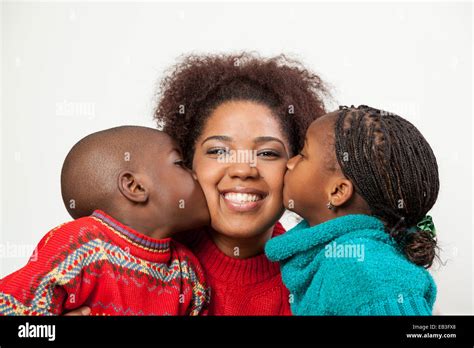 Son Fils Et Sa Fille S Embrasser Sa M Re Photo Stock Alamy