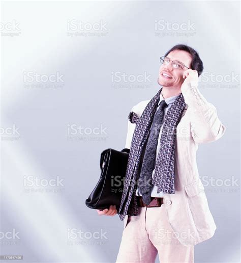 성공으로 가는 길에 비즈니스 라이프 양복과 안경을 쓰고 스마트폰으로 대화를 나누며 하얀 배경에 미소를 짓고 있는 의도적인 활기찬 남자 결심에 대한 스톡 사진 및 기타 이미지
