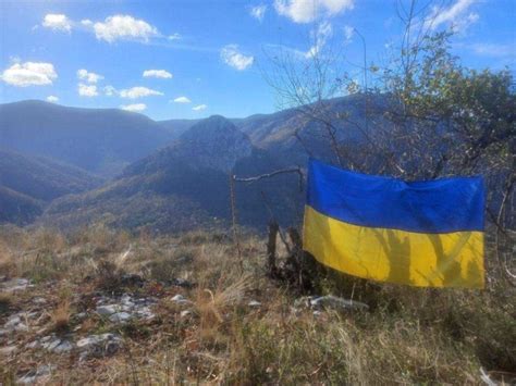 Активісти руху «Жовта Стрічка підняли прапор України в Криму