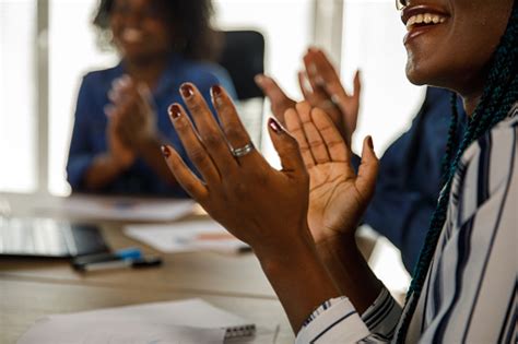성공적인 프리젠 테이션에서 프로젝트 매니저에게 박수를 보내는 쾌활한 흑인 사업가의 샷을 잘라냅니다 20 24세에 대한 스톡 사진 및 기타 이미지 Istock