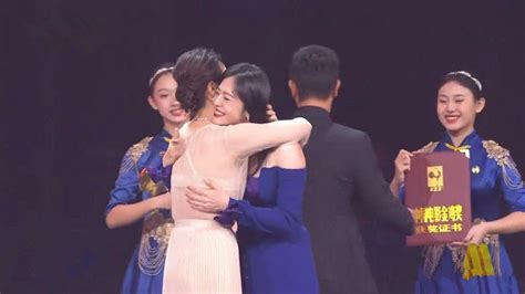 朱媛媛获金鸡奖最佳女配角，穿白礼服优雅动人，曾为孩子放弃潜伏 知乎