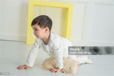 유치원의 침실에서 귀여운 어린 소년이 그의 베개와 함께 재생합니다 2 3 살에 대한 스톡 사진 및 기타 이미지 2 3 살 귀여운 남성 Istock