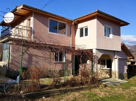 Двуетажна Къща обзаведена Двуетажна къща 100 кв м РЗП 800 кв м двор Къщи Вили Сотиря