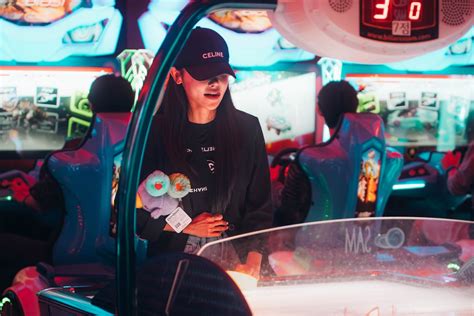 실내 10대 가상의 거리 게이밍 게임 게임 센터 게임 콘솔 경쟁자 기술 네온 불빛 놀이 다채로운 대한민국 대화형 게임 도시의 도시의 삶