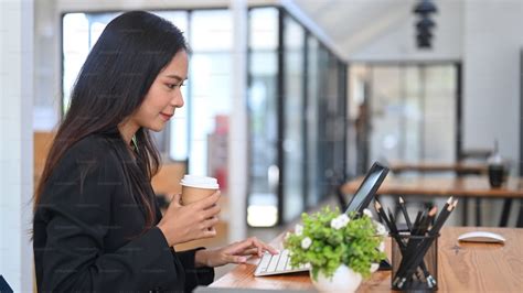 커피 한 잔을 들고 노트북 컴퓨터에서 일하는 아름다운 사업가의 측면 모습 사진 Unsplash의 태국 이미지