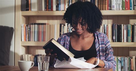 흥분 아프리카 민족 여성은 기다려온 책으로 소포를 엽니 다 20 24세에 대한 스톡 사진 및 기타 이미지 20 24세 광학 작용 교육 Istock