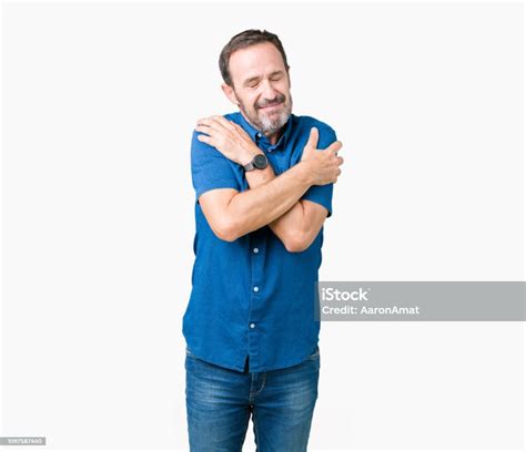 격리에 잘생긴 중세 시대 우아한 수석 남자 자신감 웃 고 행복 하 고 긍정적인 자신 Hugging 배경 자기 사랑과 자기 관리 긍정적인 감정 표현에 대한 스톡 사진 및 기타