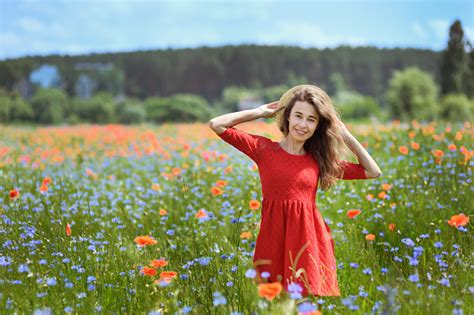 배경 여름에 포즈를 취하는 양귀비 꽃밭에 밀짚 모자를 쓴 사랑스러운 젊은 로맨틱 한 여성 밀짚 모자 를 착용 개념에 대한 스톡