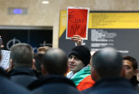 Скандал в мола Привърженици на „Възраждане” протестират срещу еврото Dariknews Bg