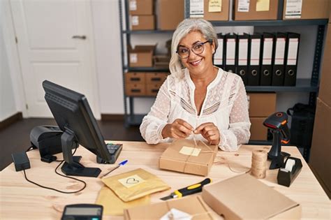 중년 여성 전자 상거래 비즈니스 직원이 사무실에서 패키지 주문 준비 공급망에 대한 스톡 사진 및 기타 이미지 공급망 상자 책상 Istock
