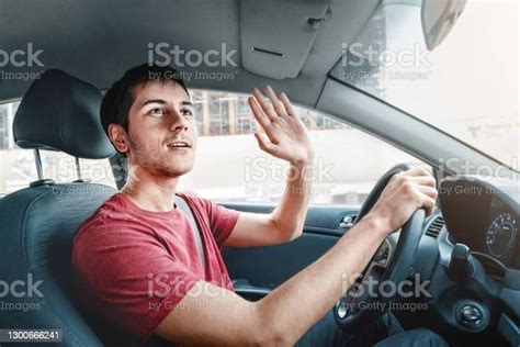 즐겁고 부주의한 자동차 운전자가 길을 내주셔서 감사의 인사를 전합니다 교통 규칙 및 예의 개념 운전하기에 대한 스톡 사진 및 기타 이미지 Istock
