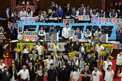 三万人抗议 台湾立法院二读通过藐视国会等国会职权修正案 普通话主页